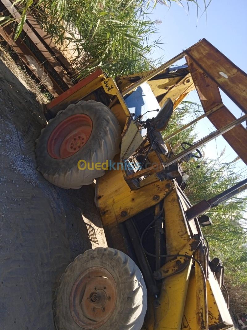 Jcb rétro chargeur Jcb 1984 Jijel Taher - Ouedkniss.com - Algérie